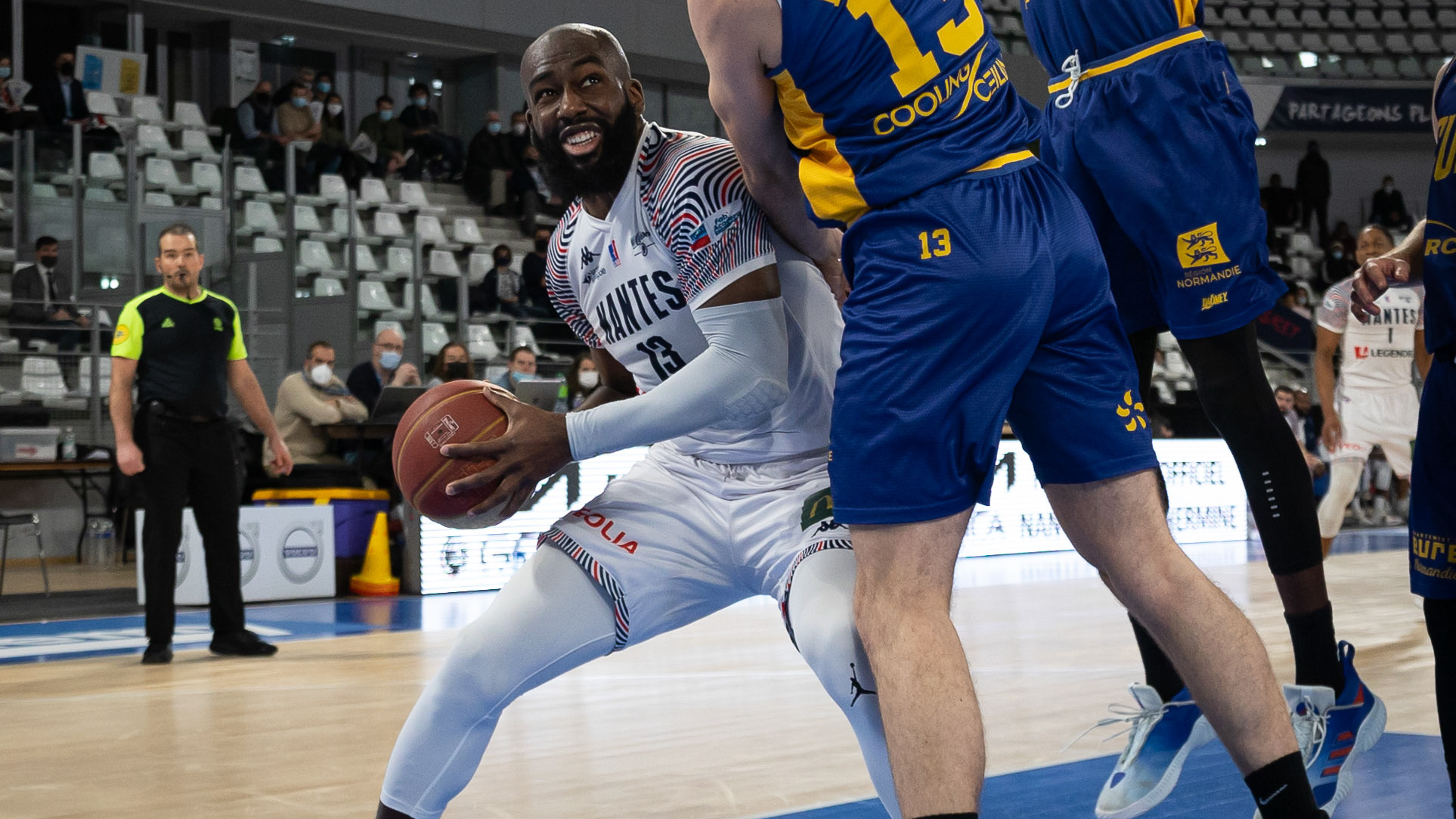 Jonathan Kasibabu avec la RD Congo pour les qualifications à la Coupe ...